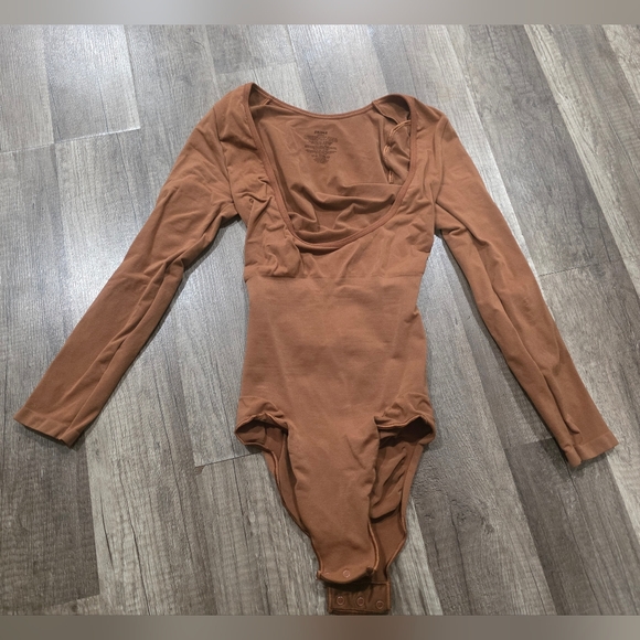 SKIMS | Tops | Skims Essential Scoop Neck Brown Bodysuit S Belly Sculpt ...